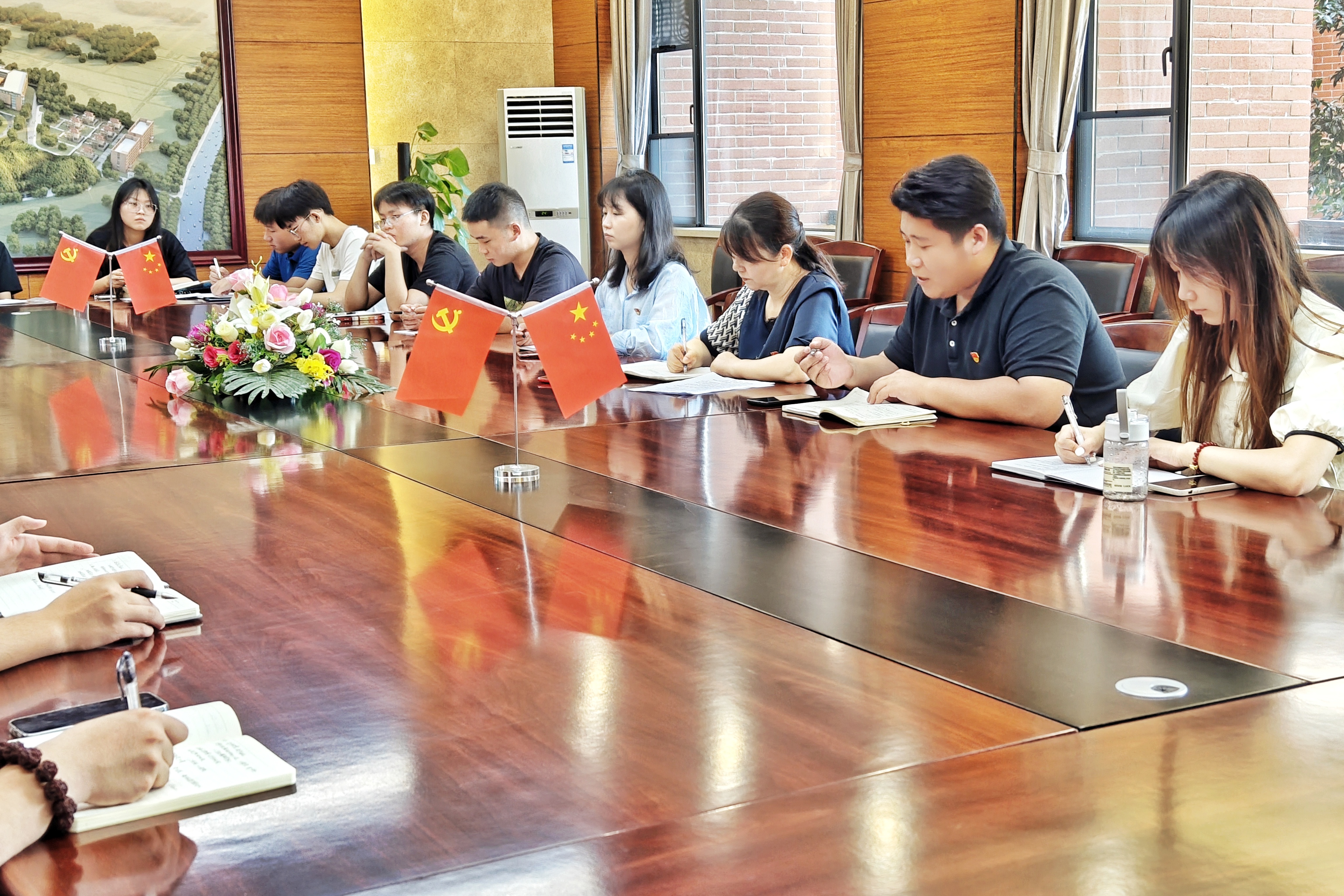 党总支专题研究共青团工作会议-湖北商贸学院城市建设学院